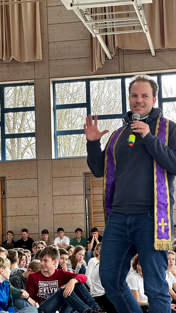 Maristen-Gymnasium Furth - Hoffnung durch das Kreuz